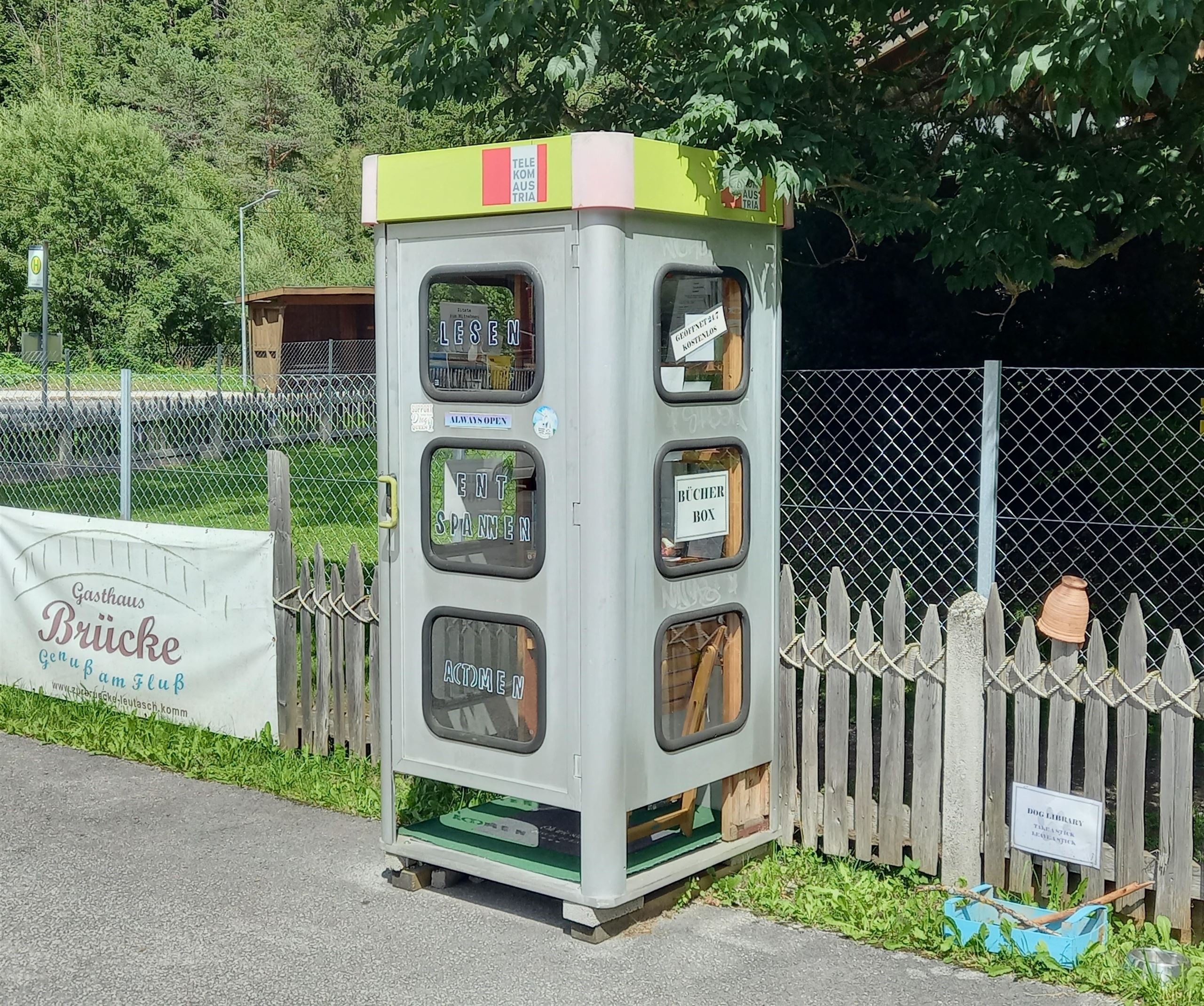 Lea, Phone booth library